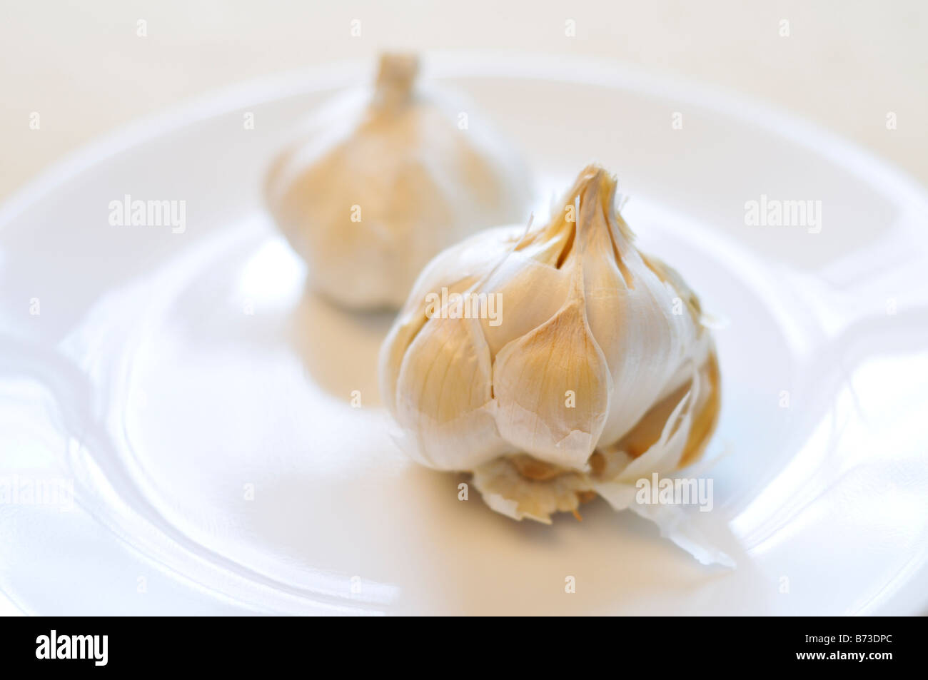 Peeled garlic bulb hi-res stock photography and images - Alamy