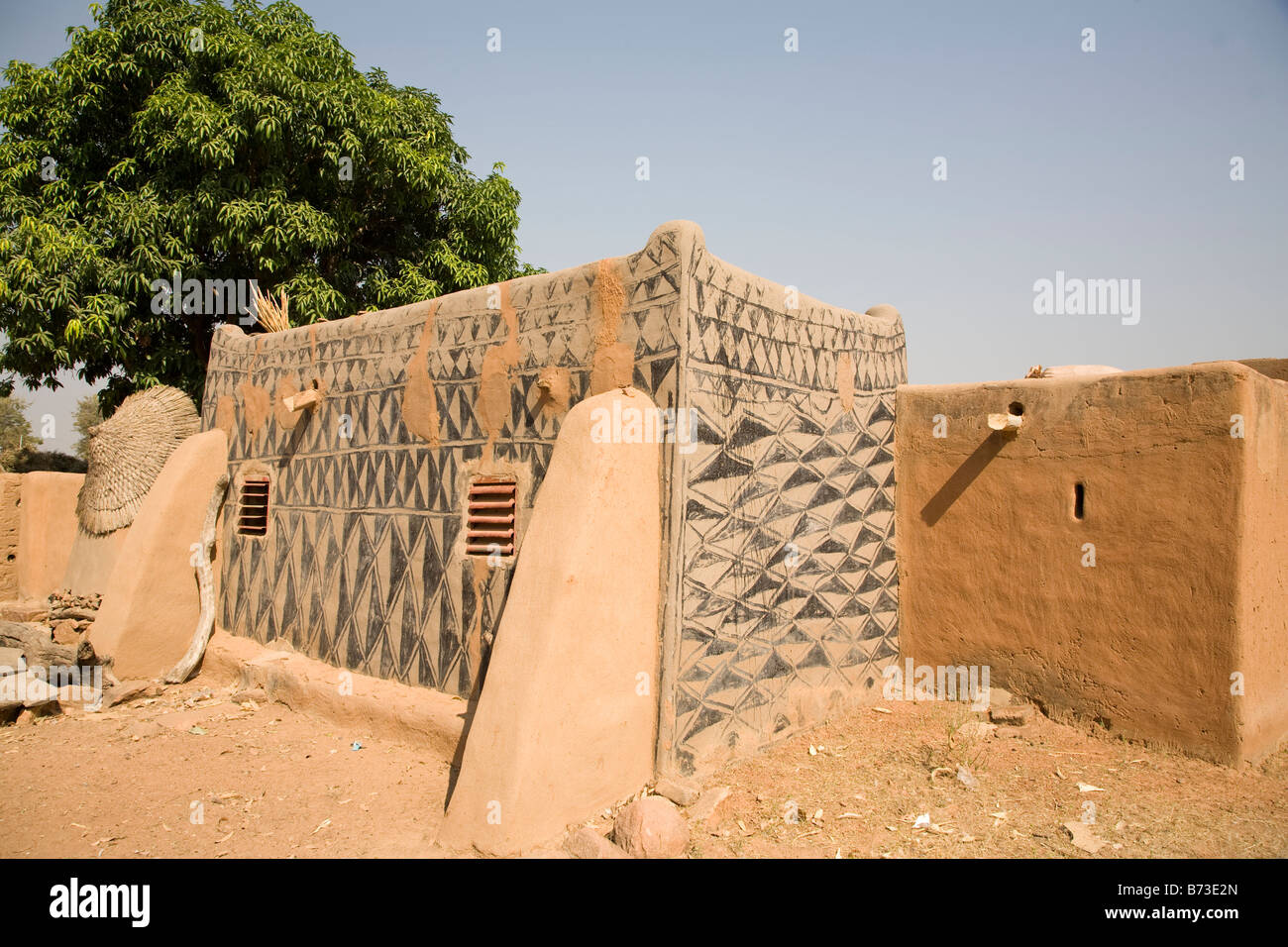Tribal buildings hi-res stock photography and images - Alamy