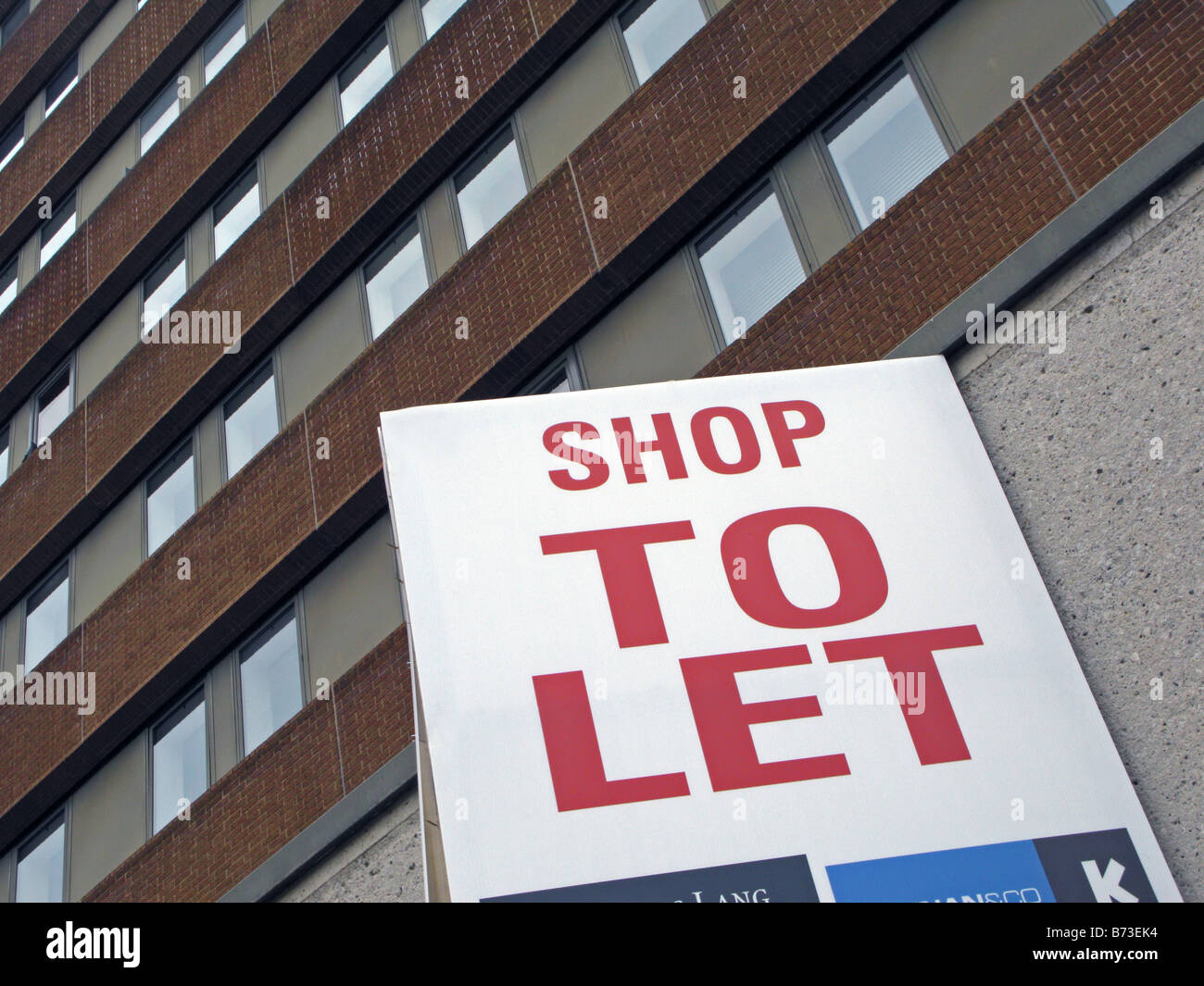 Retail to let sign hi-res stock photography and images - Alamy
