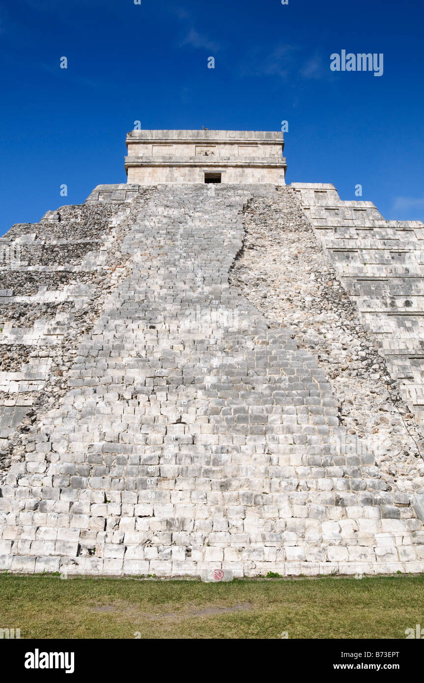 Pyramid of kukulcan el castillo hi-res stock photography and images - Alamy