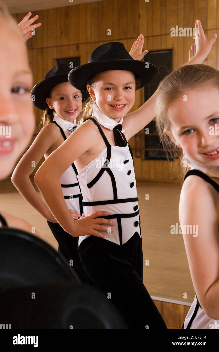 Girls performing dance hi-res stock photography and images - Alamy