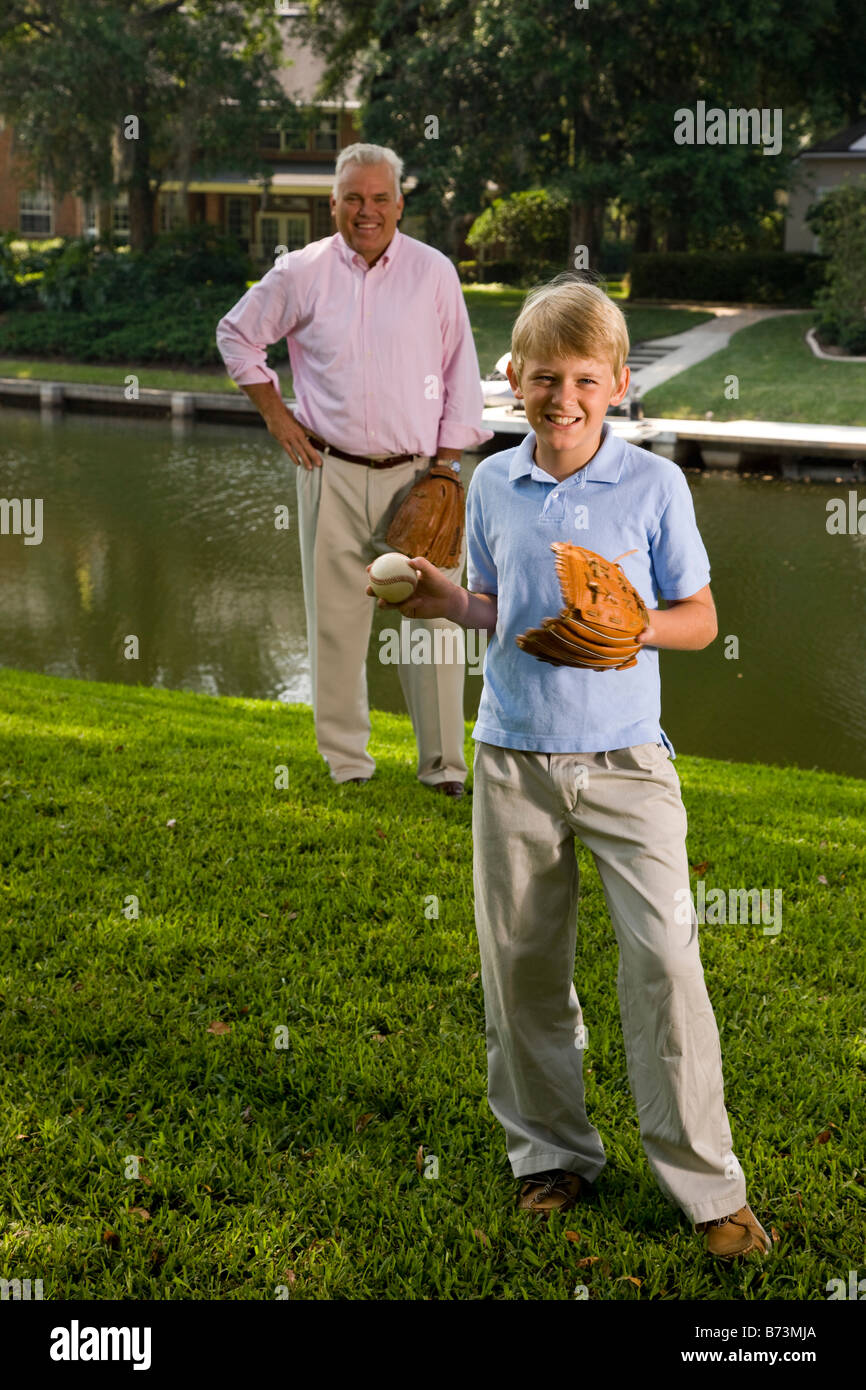 Father son playing catch hi-res stock photography and images - Alamy