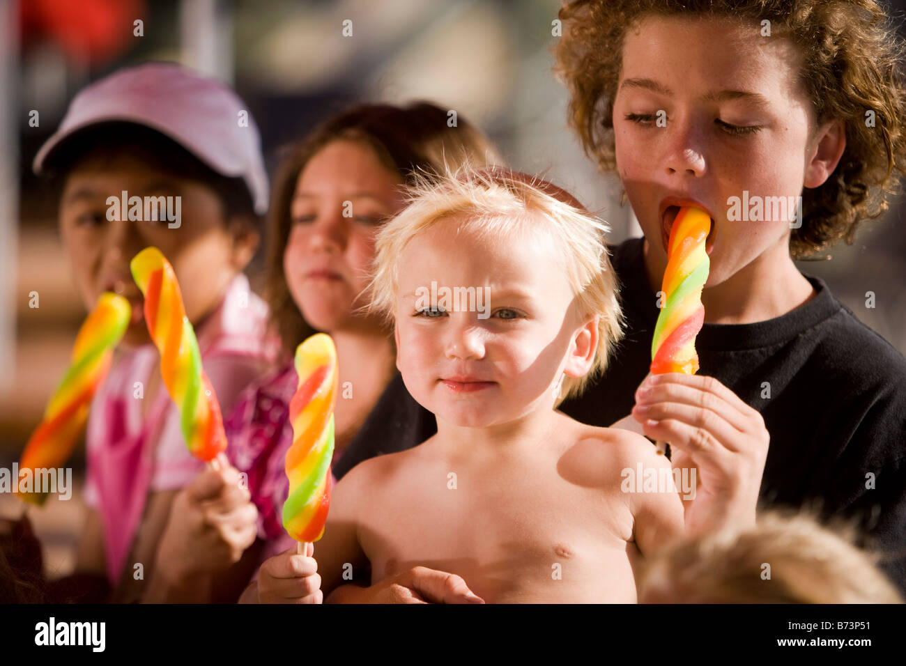 Little boy with group of kids eating popsicles Stock Photo - Alamy