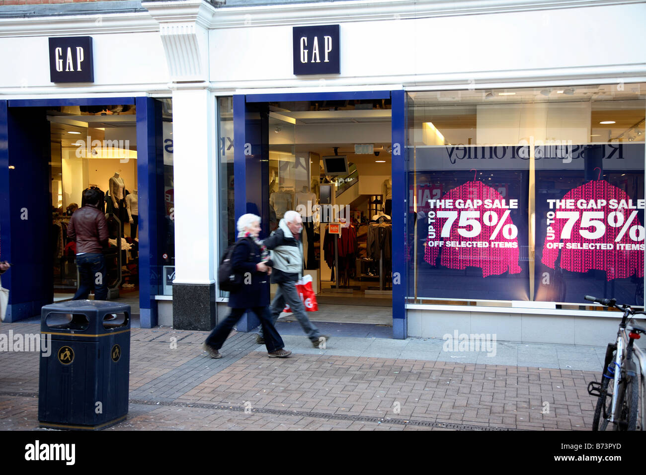 Gap closing down hi-res stock photography and images - Alamy