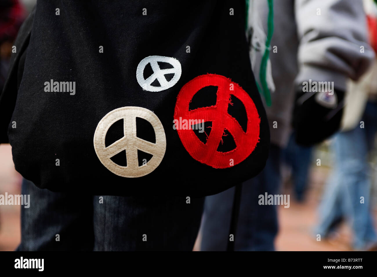 Peace signs hi-res stock photography and images - Alamy