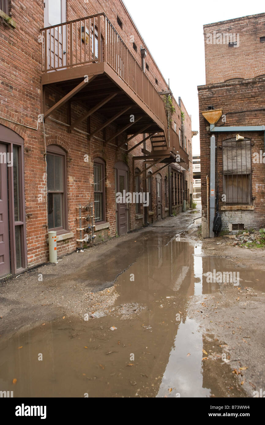 Alley puddles alleyway buildings hi-res stock photography and images ...