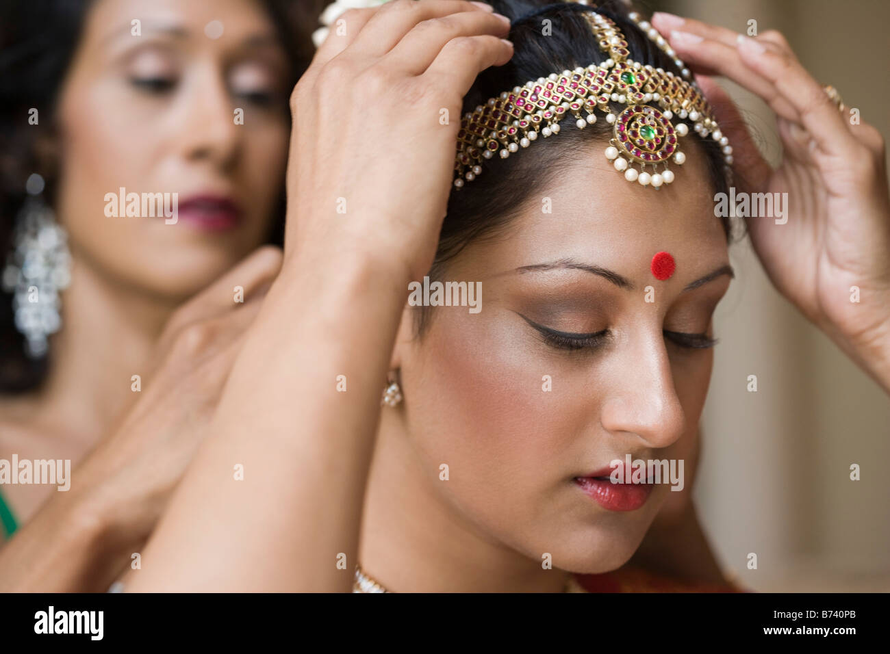 Indian family standing wearing traditional hi-res stock photography and images - Alamy