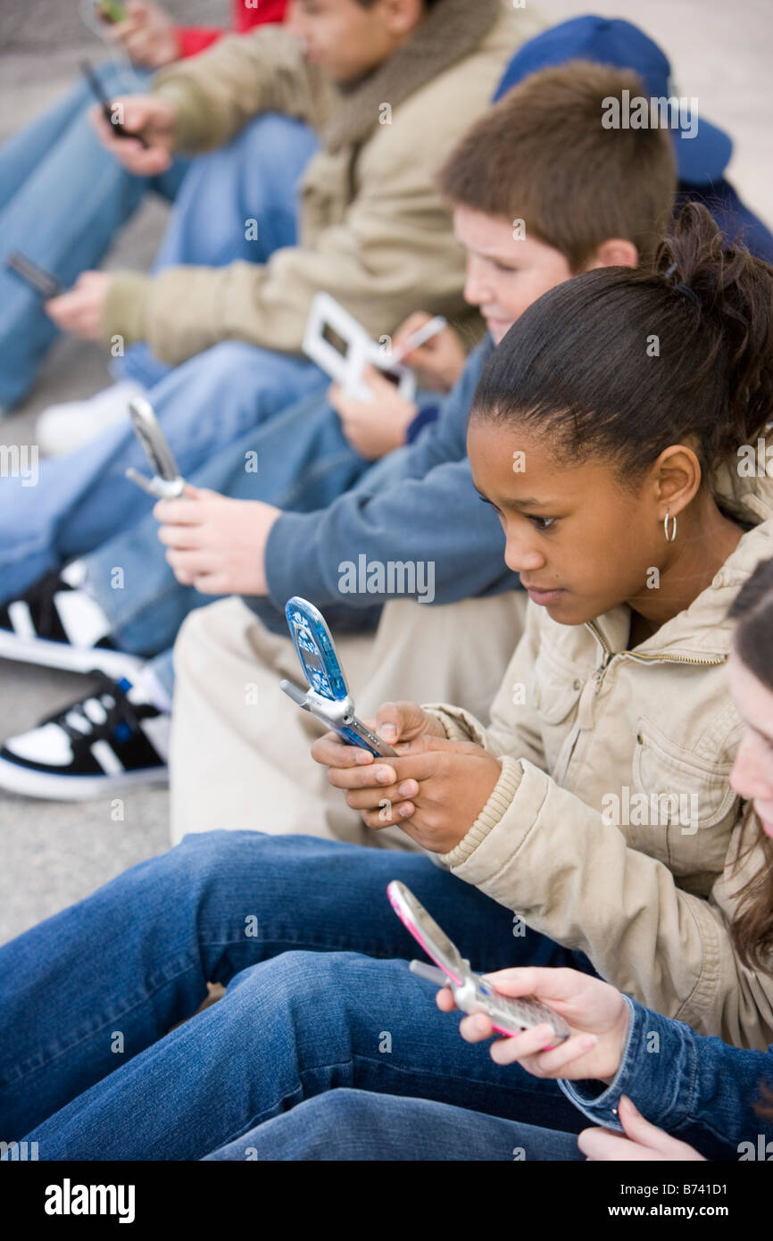 Diverse teenagers with phones hi-res stock photography and images - Alamy