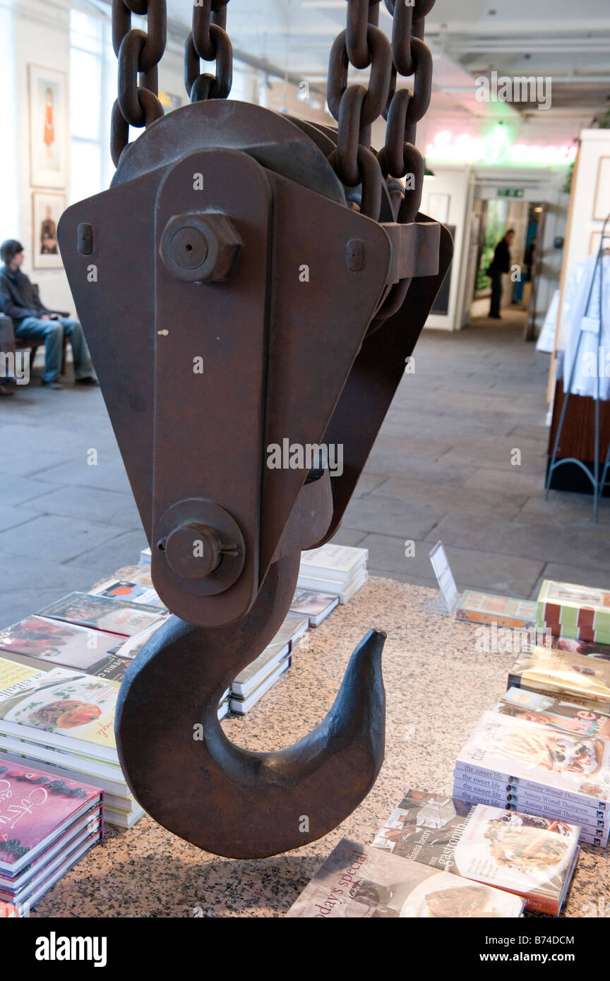 Chain pulley hi-res stock photography and images - Alamy
