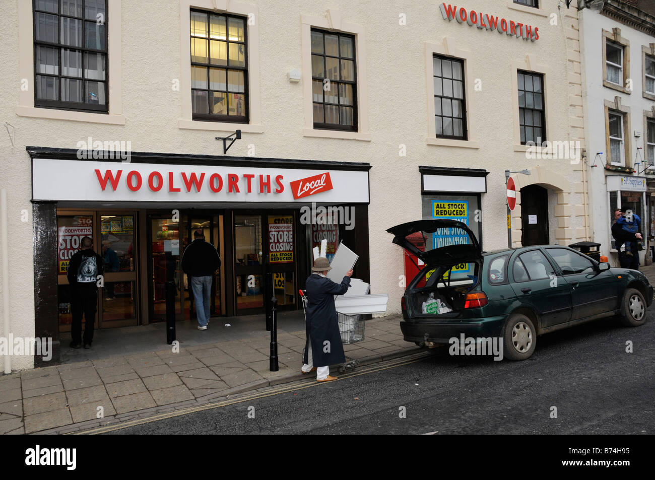 Shopper buys shelves from the Woolworths closing down sale Richmond ...