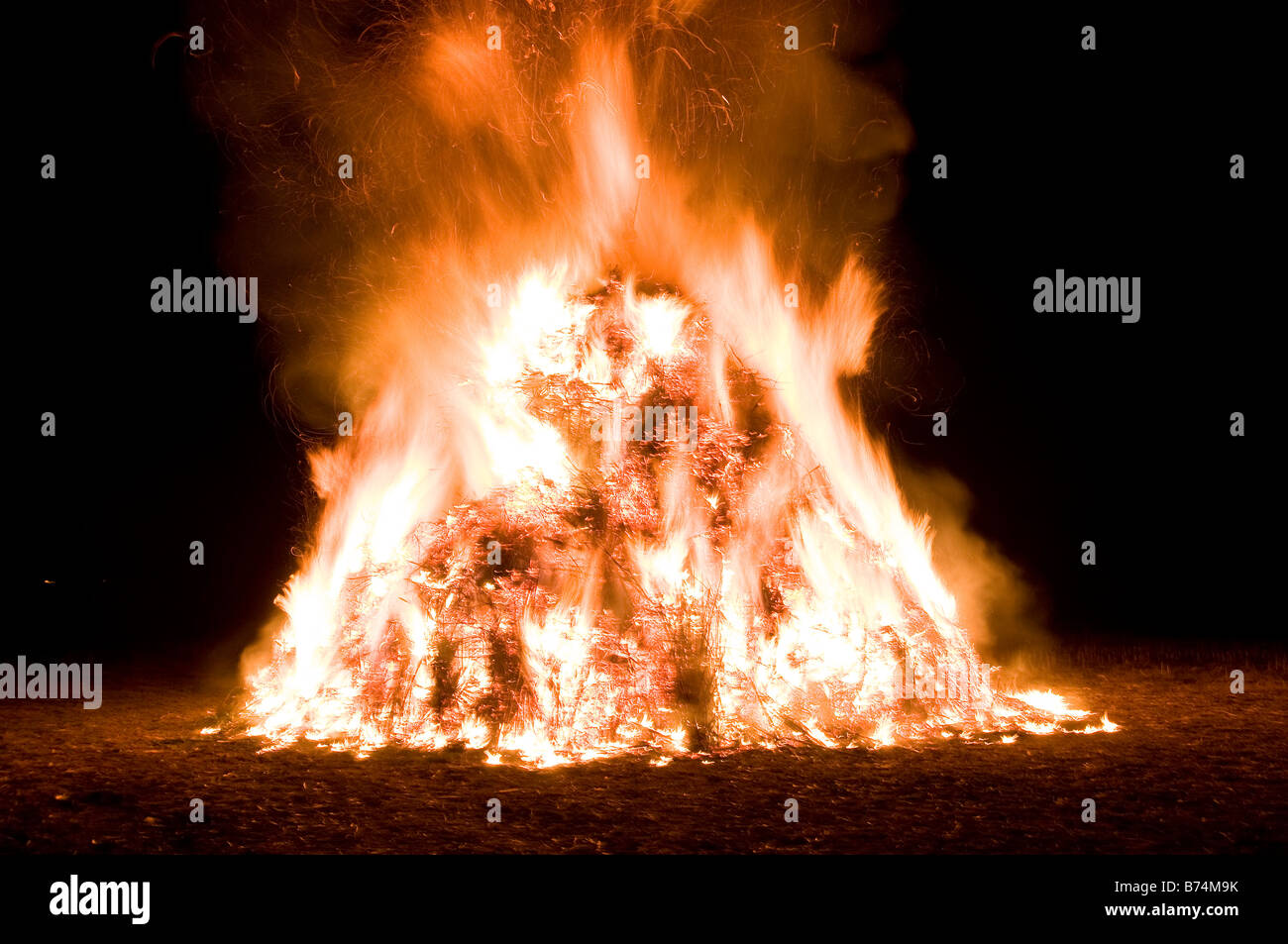 a great bonfire Stock Photo - Alamy