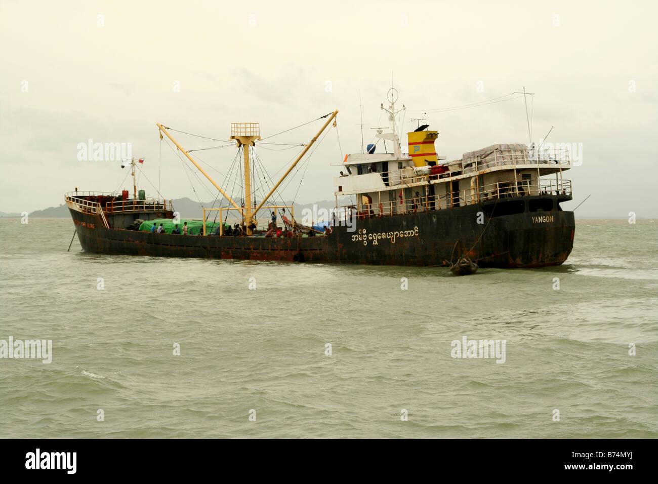 myanmar burma people on a boat Stock Photo - Alamy