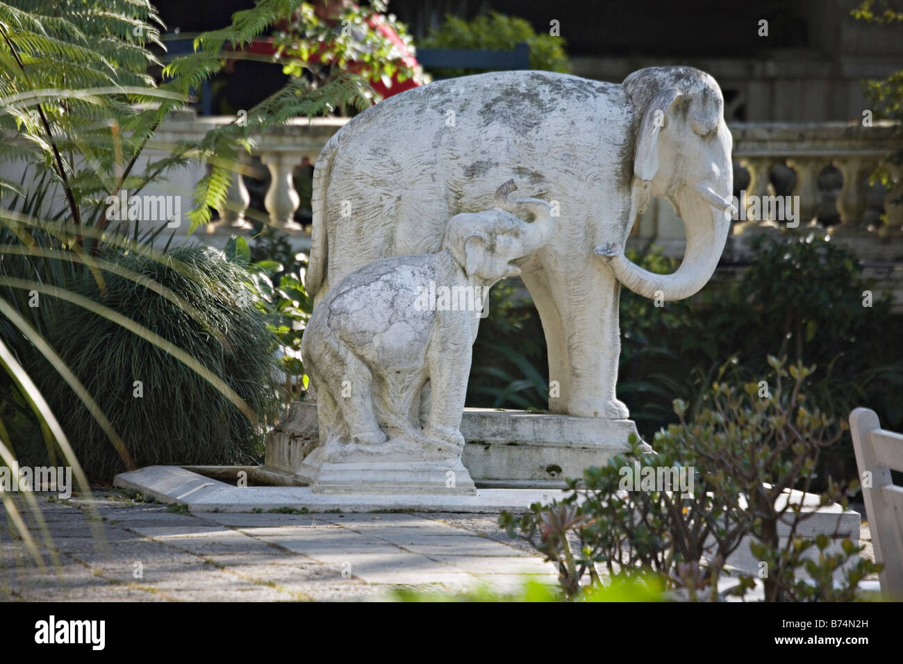 Elephant garden sculpture hi-res stock photography and images - Alamy