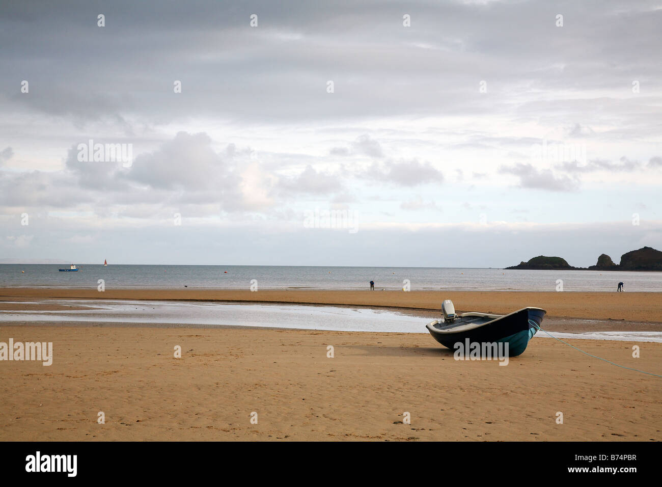 Boat sea beach stranded hi-res stock photography and images - Alamy