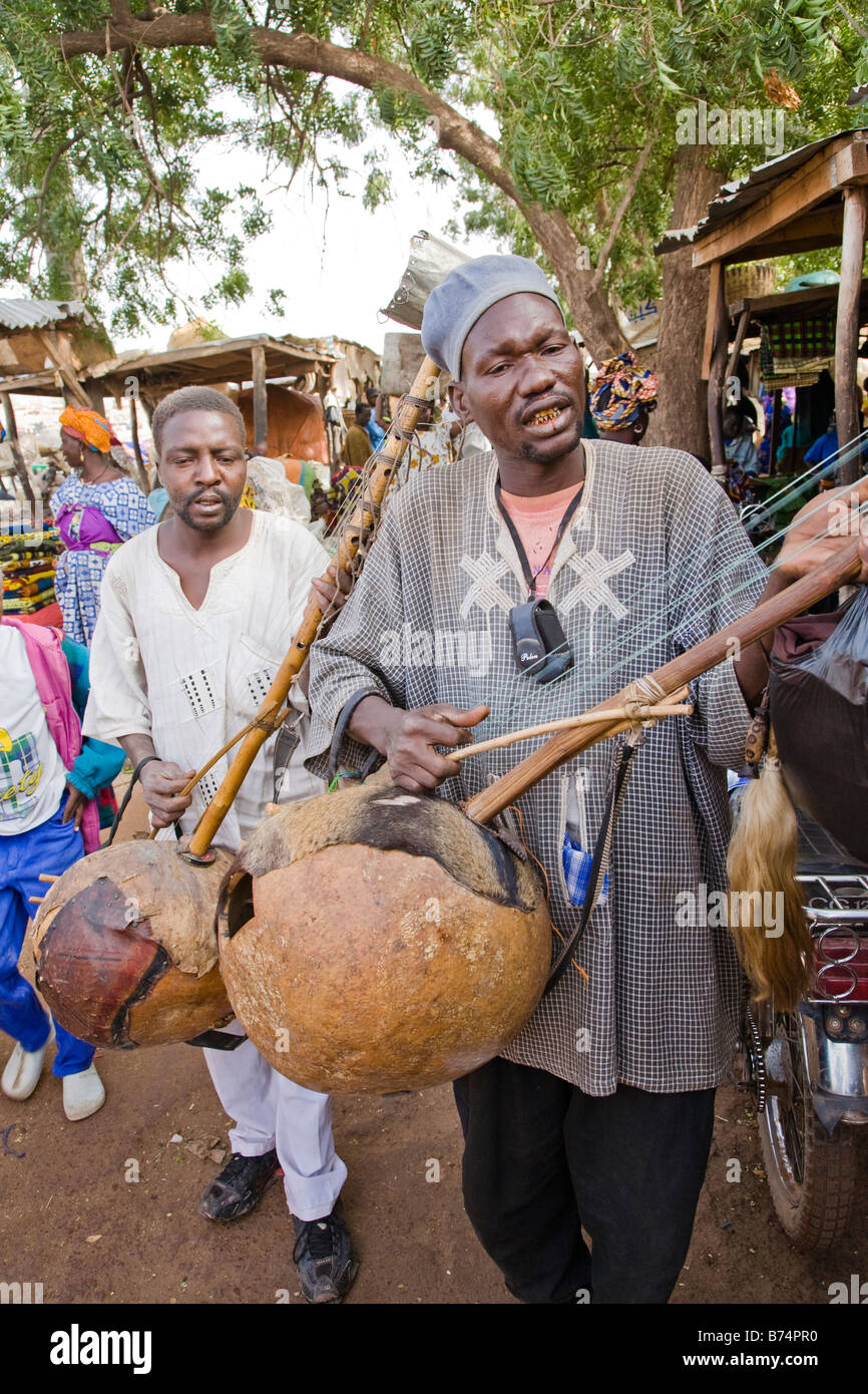 Street musicians working the market in Mopti Stock Photo - Alamy