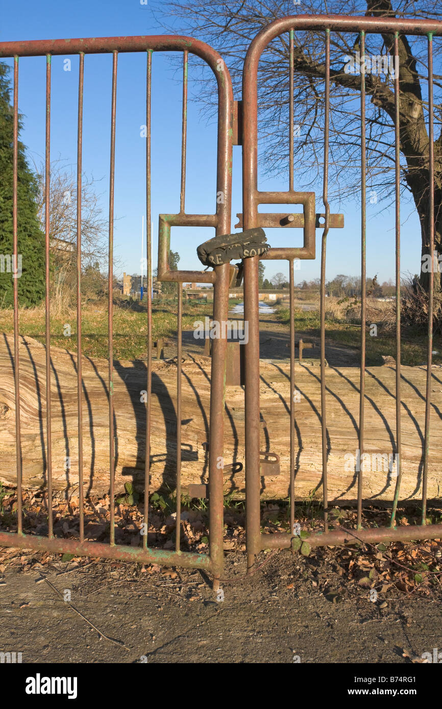 Metal rusting gates hi-res stock photography and images - Alamy