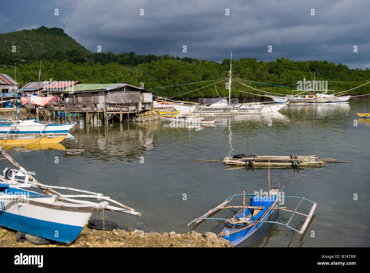 Filipino fishing boats hi-res stock photography and images - Alamy