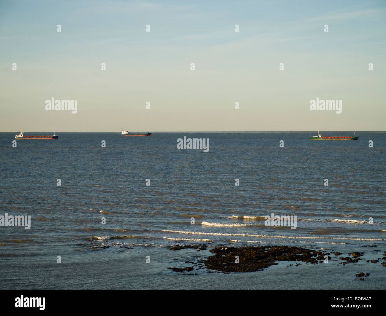 Anchored container ships hi-res stock photography and images - Alamy