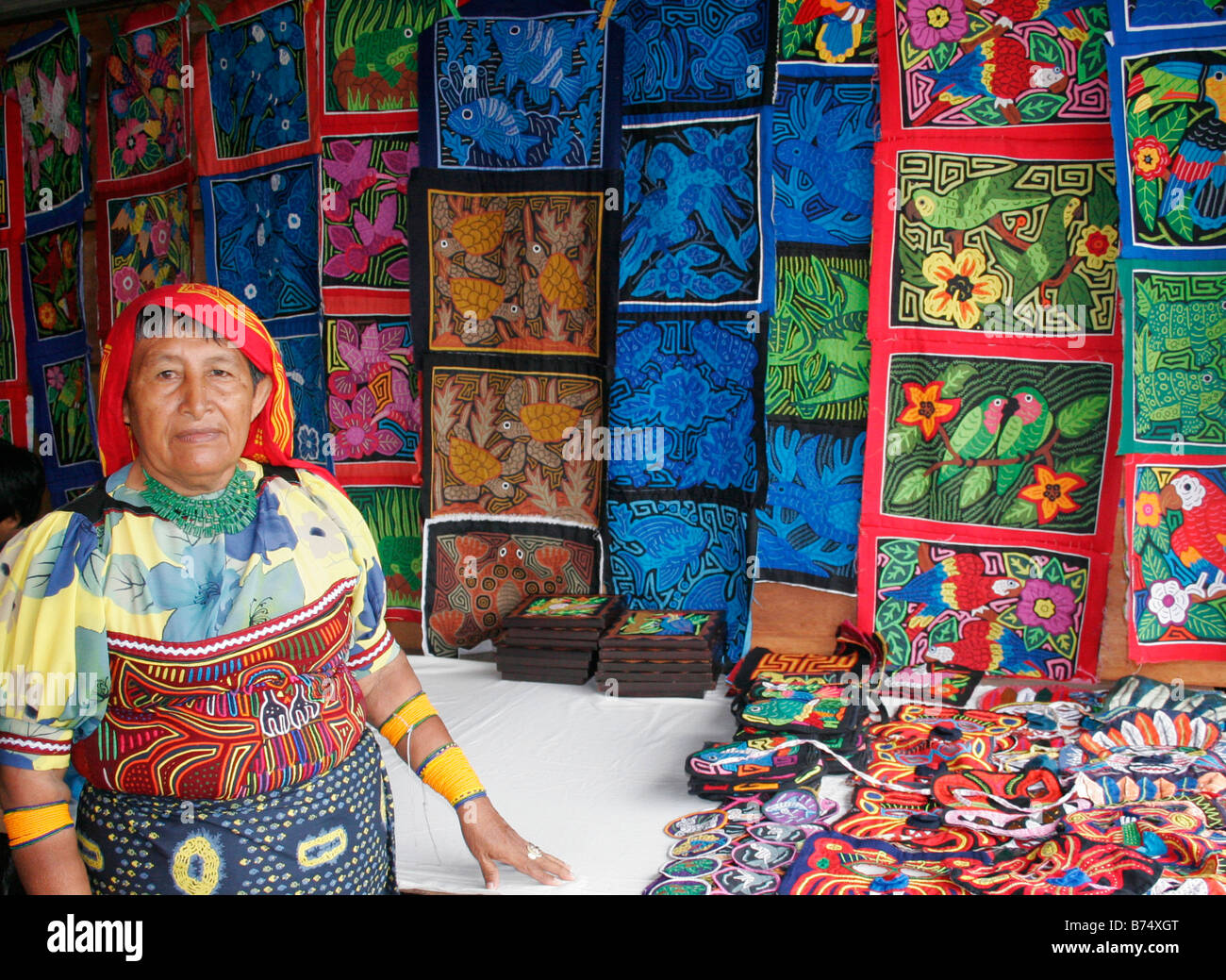 Panamanian Kuna Indian woman from San Blas Islands, Panama selling ...
