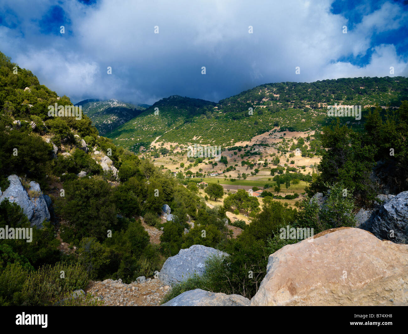 Valley with clouds hi-res stock photography and images - Alamy