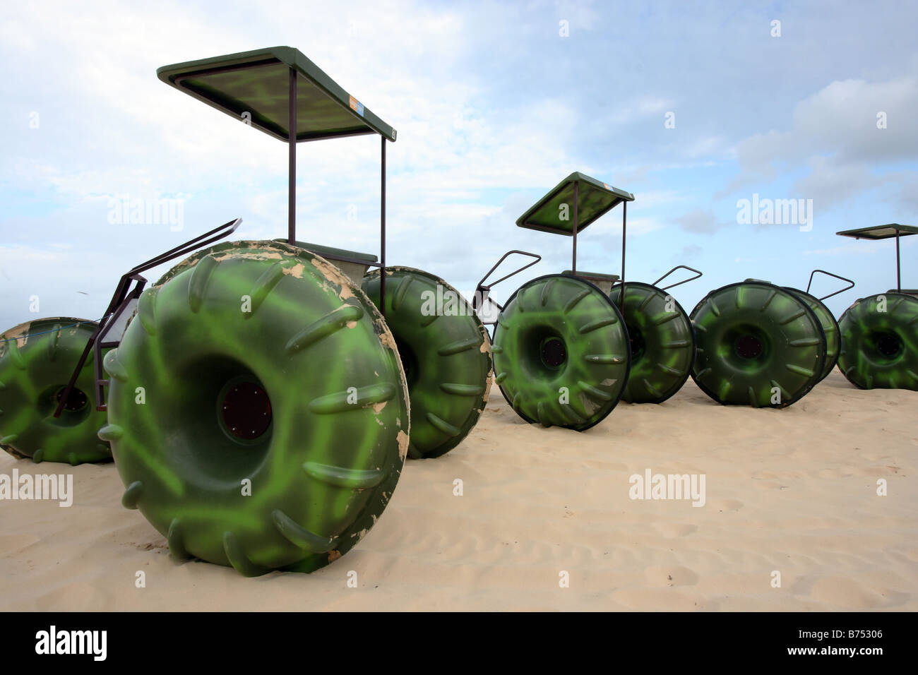 Green rowing boats rent hi-res stock photography and images - Alamy