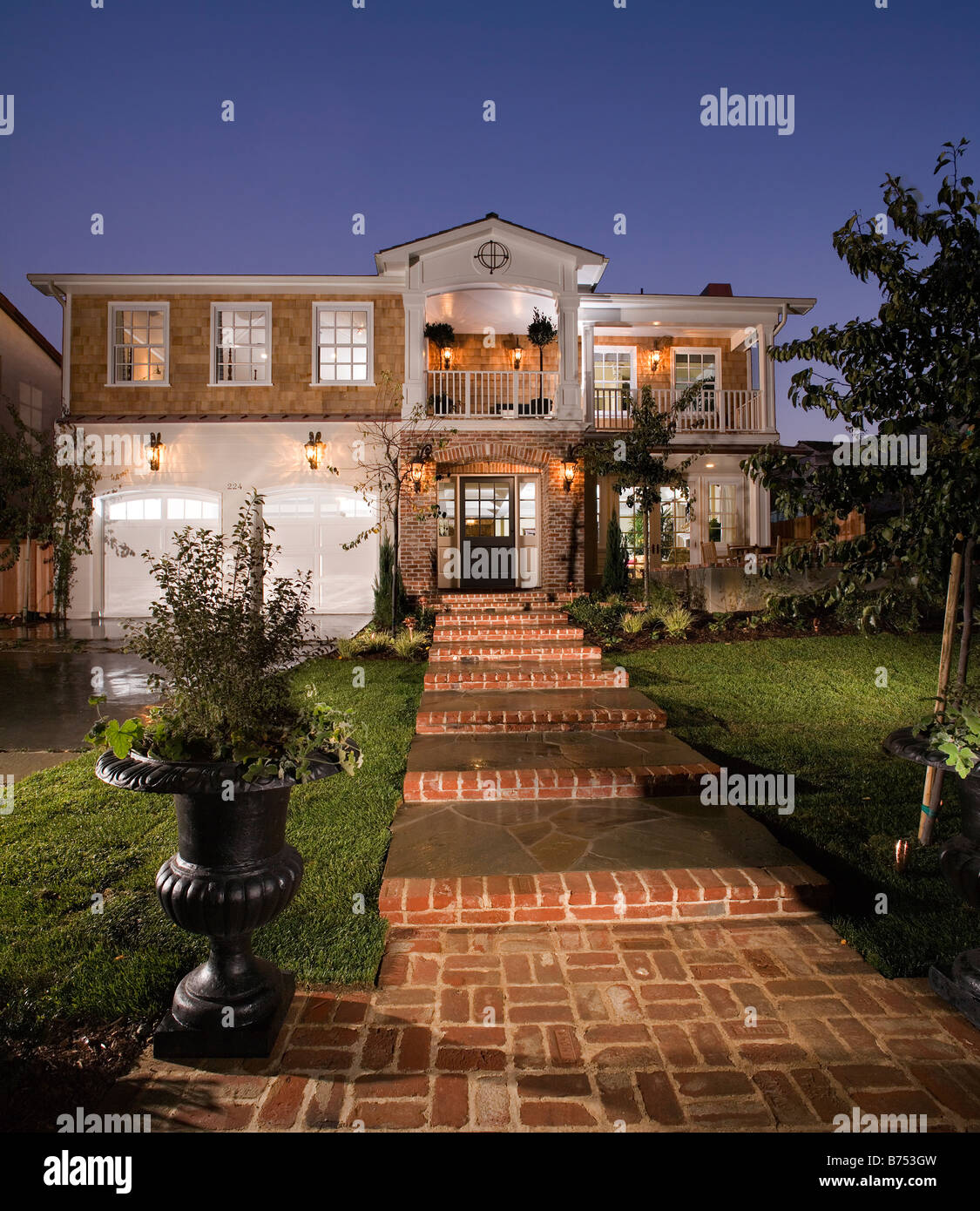 Multiple story residential building hi-res stock photography and images ...