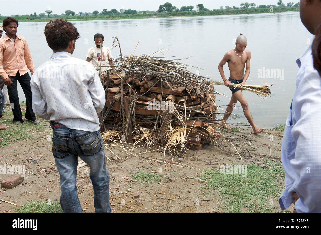 Hindu death ceremony hi-res stock photography and images - Alamy