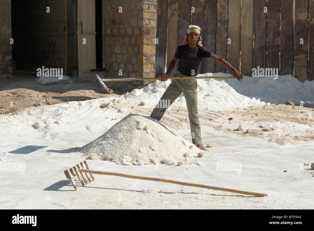 indian rajasthan village salt worker Stock Photo - Alamy