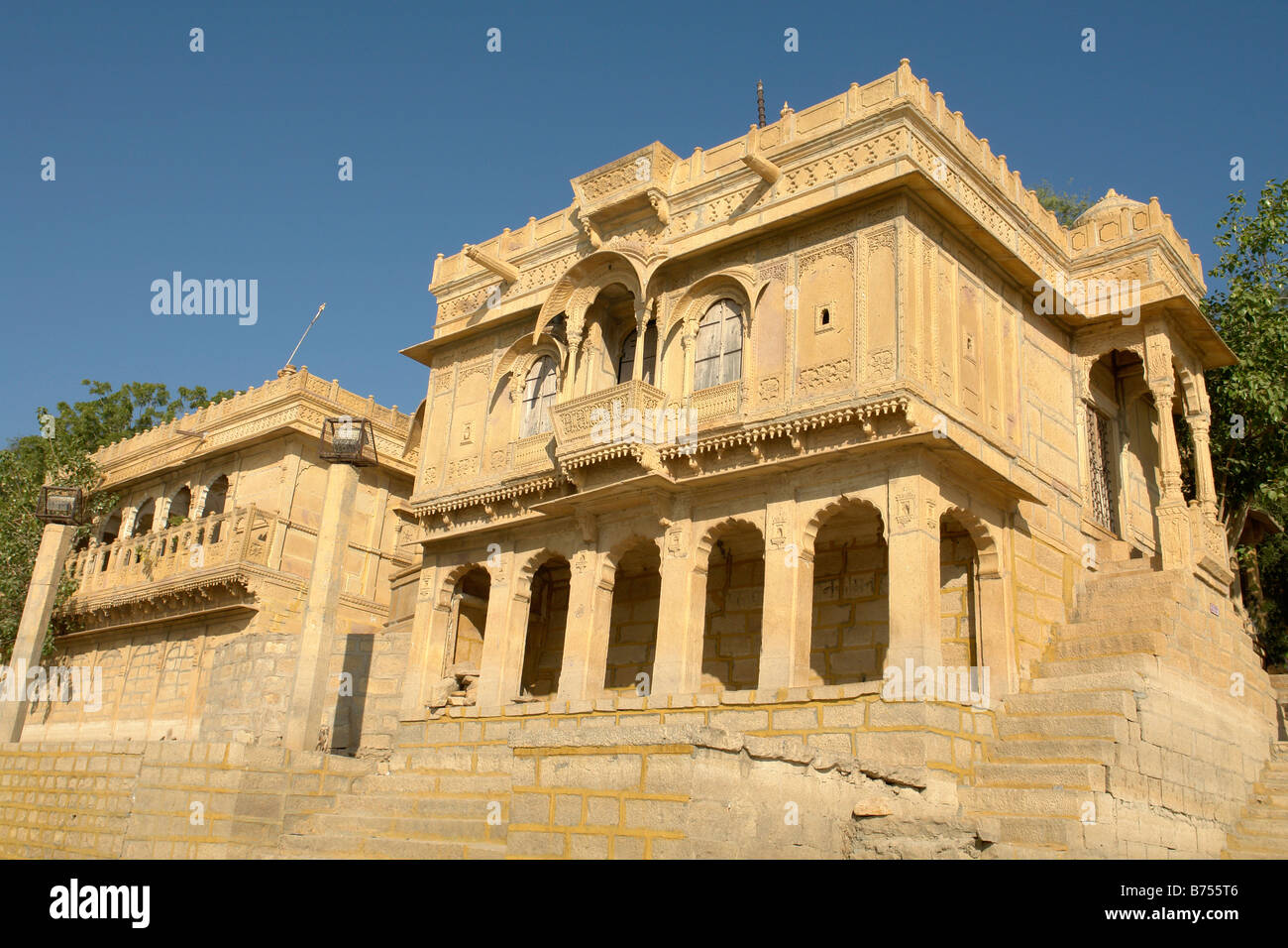 lakeside temple at gadi sagar or gadisar Stock Photo - Alamy