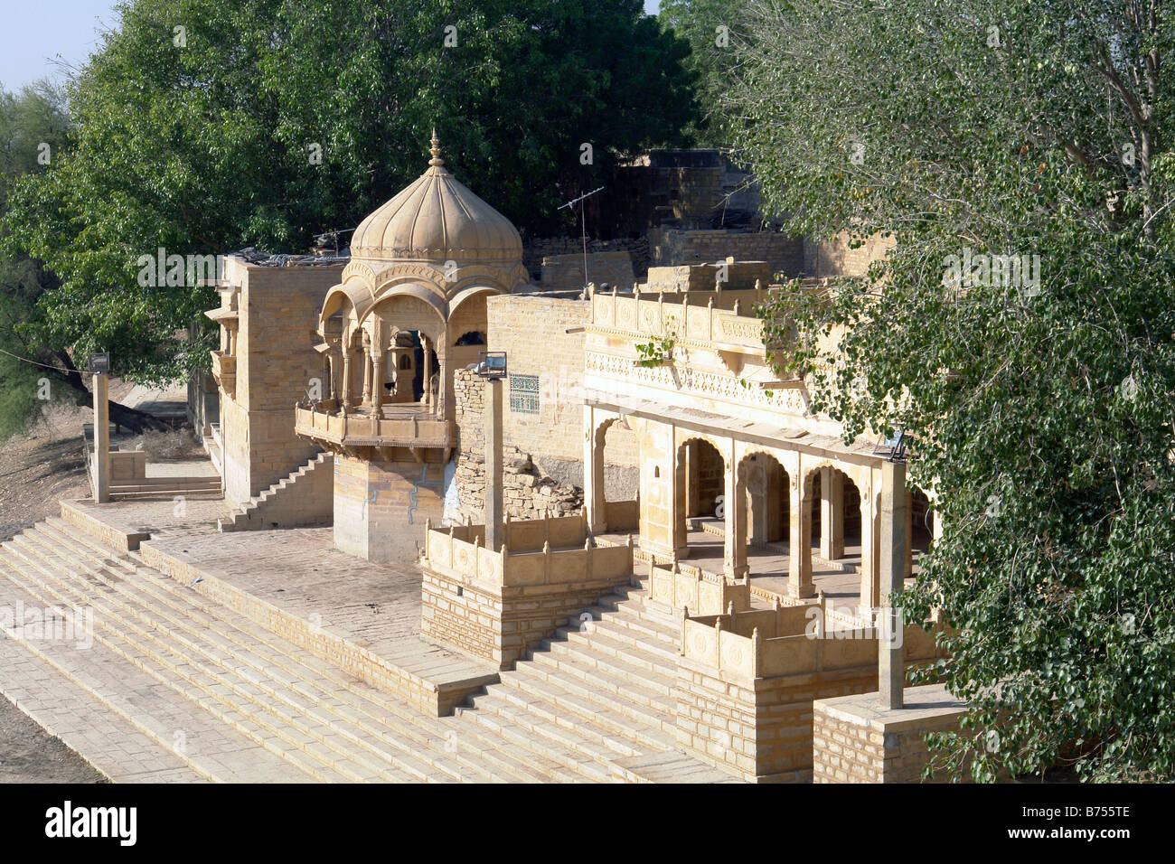 lakeside temple at gadi sagar or gadisar lake Stock Photo - Alamy