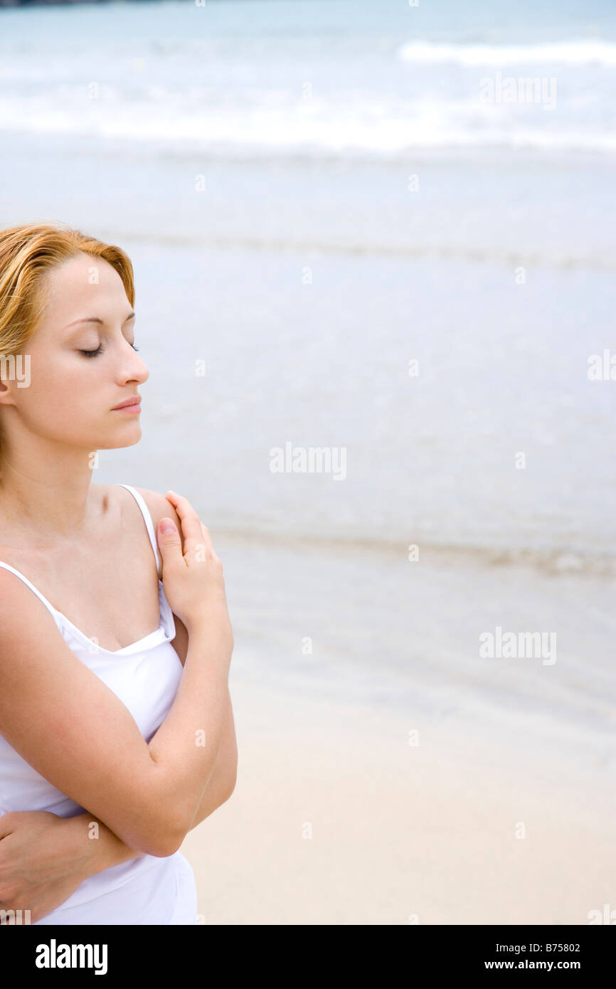 Young women at the seaside hi-res stock photography and images - Alamy