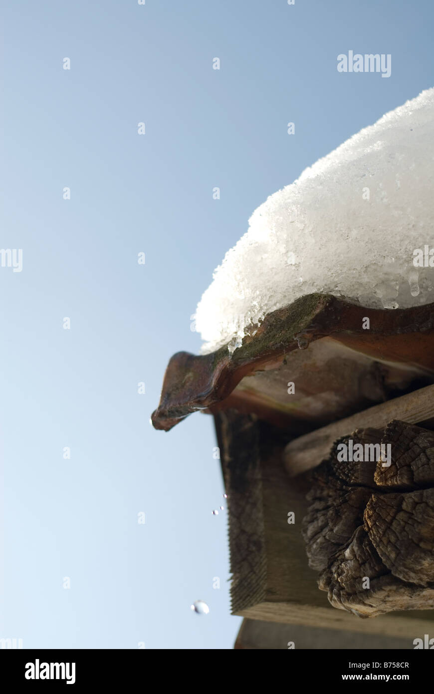 Snow melt roof hi-res stock photography and images - Alamy