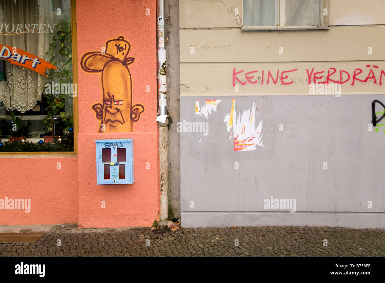 Outside graffiti hi-res stock photography and images - Alamy