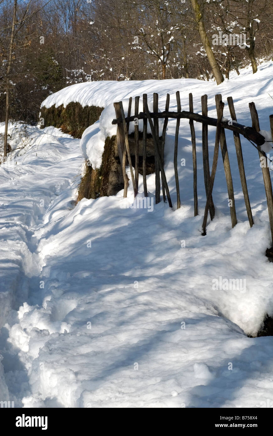 Path mountain hi-res stock photography and images - Alamy