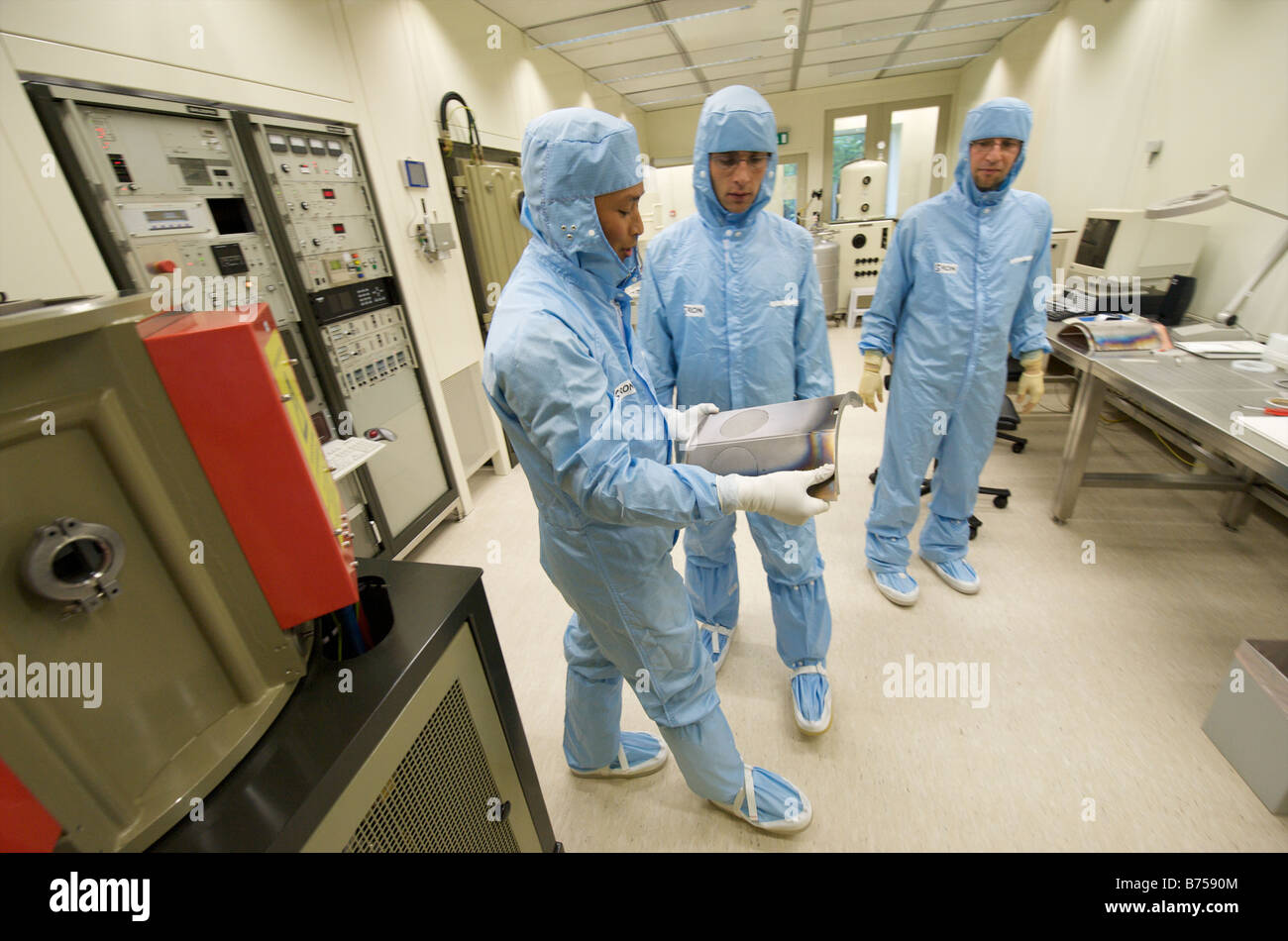Cleanroom lab hi-res stock photography and images - Alamy
