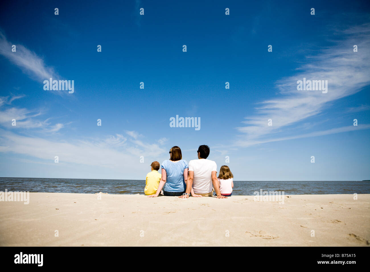 Kids sitting on beach backs hi-res stock photography and images - Alamy