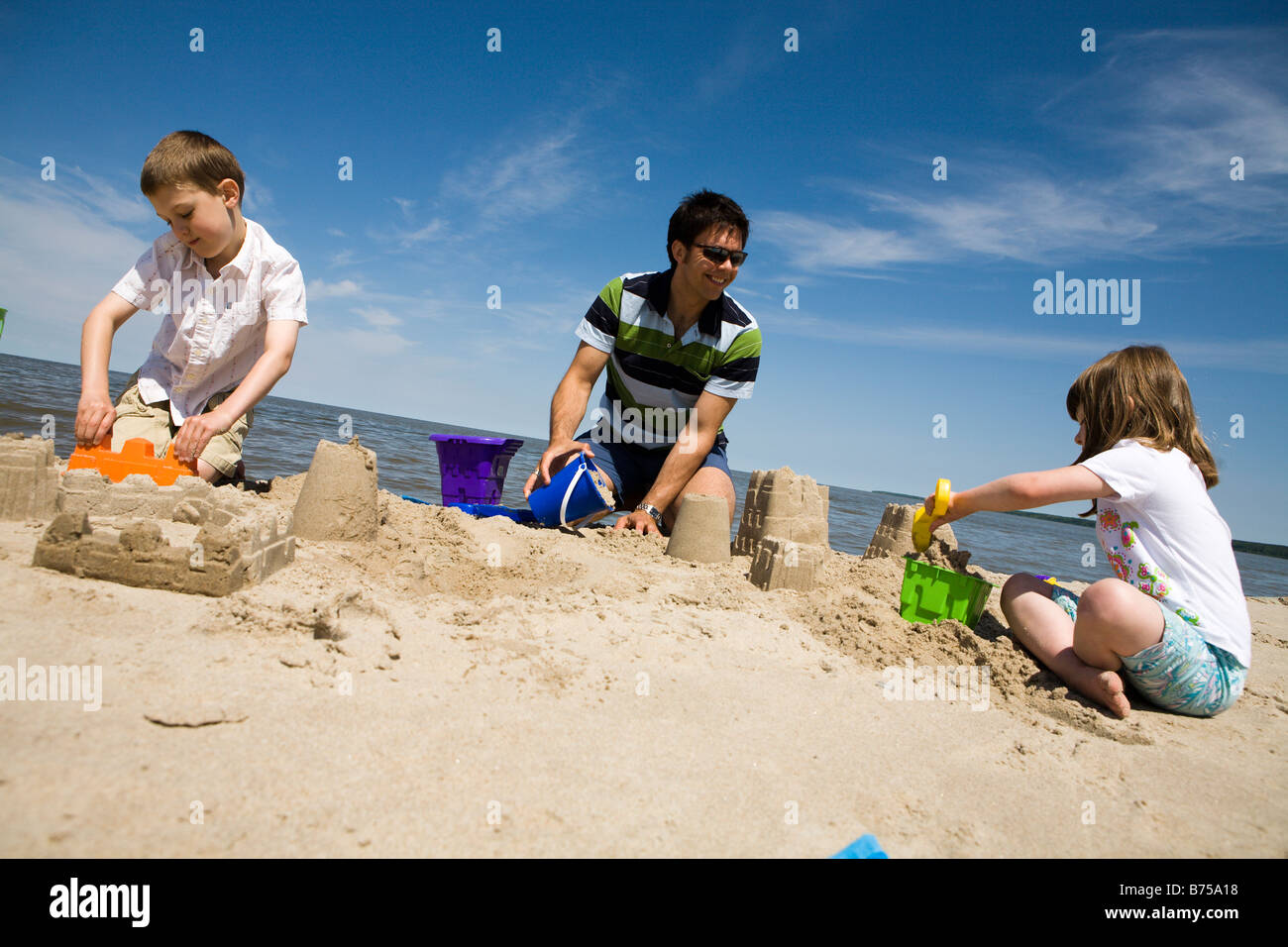 Building sand castles hi-res stock photography and images - Alamy