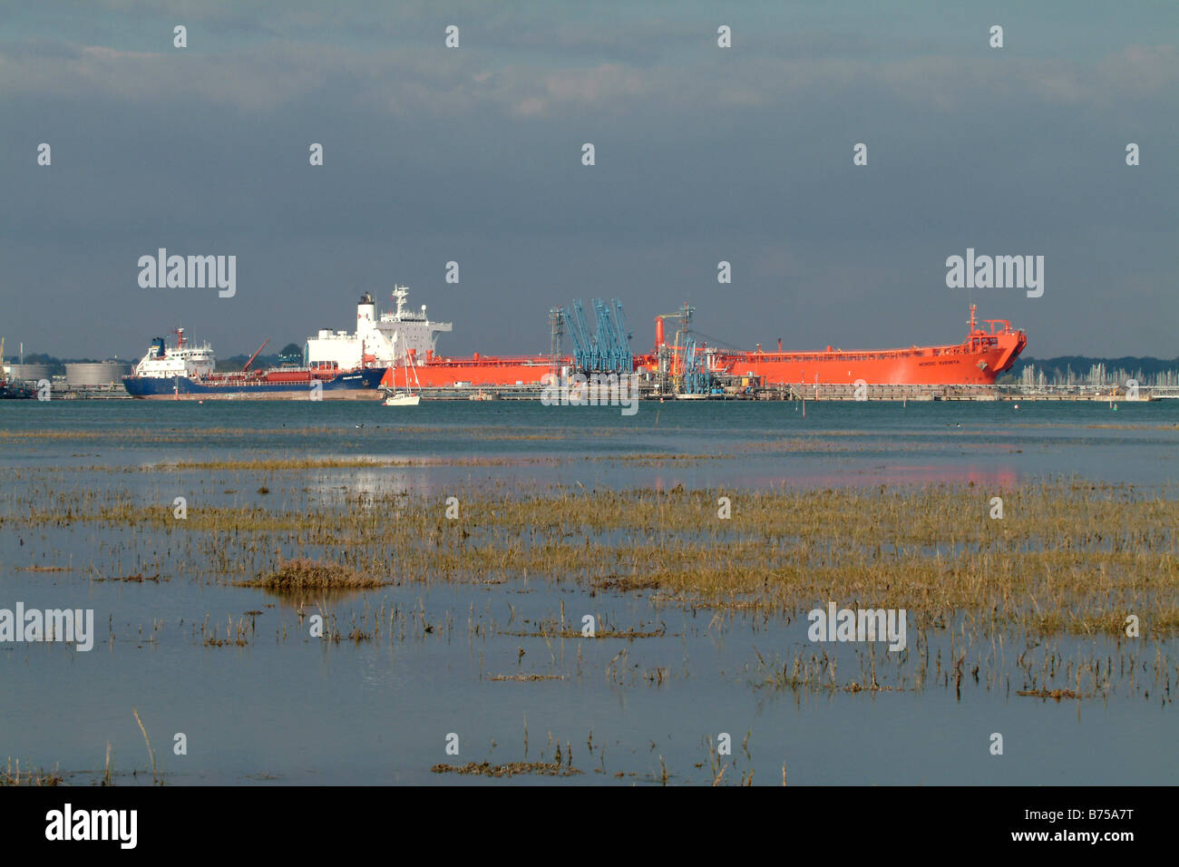 Oil and chemical tankers unloading hi-res stock photography and images ...