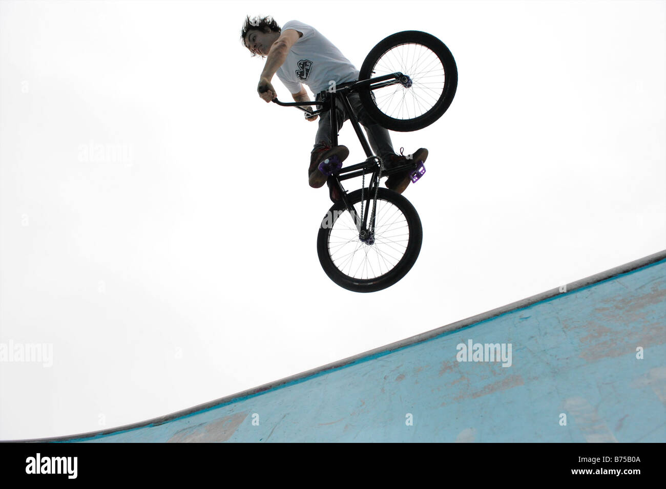 Amsterdam Jordaan freestyle street tricks Stock Photo - Alamy