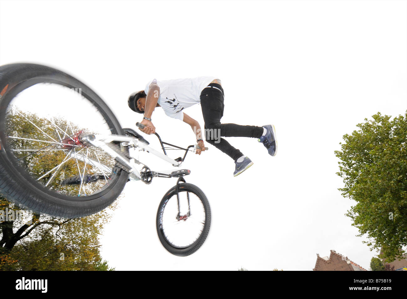 Amsterdam Jordaan freestyle street tricks Stock Photo - Alamy