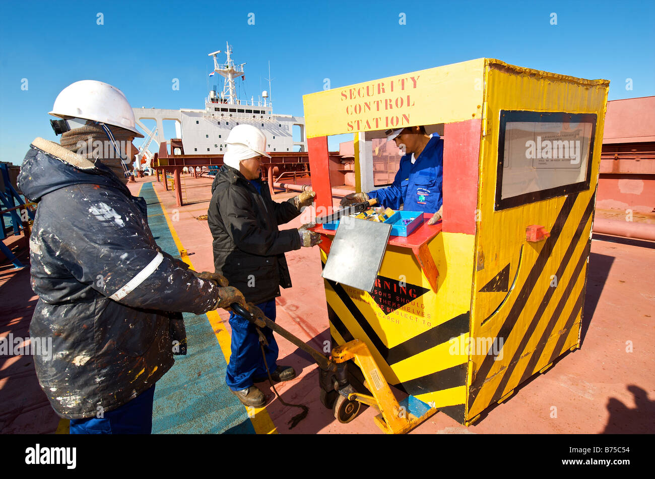Crew deck of ship working hi-res stock photography and images - Alamy