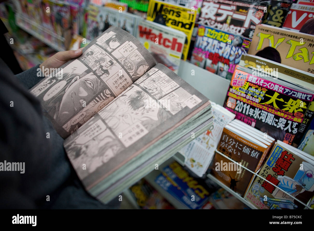 Japan bookshop manga hi-res stock photography and images - Alamy