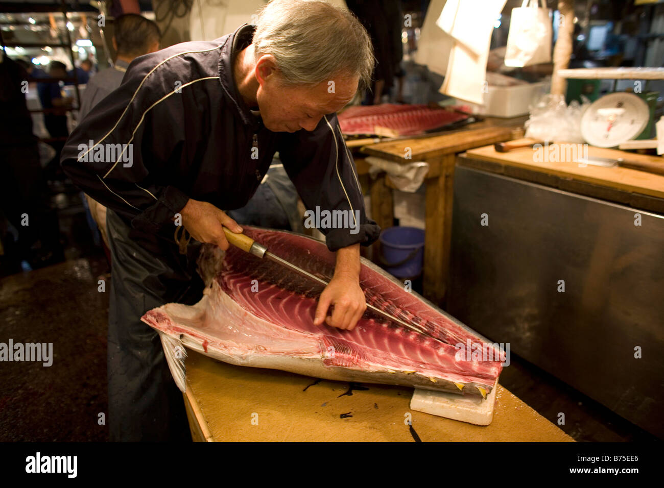 Japan men cutting tuna hi-res stock photography and images - Alamy
