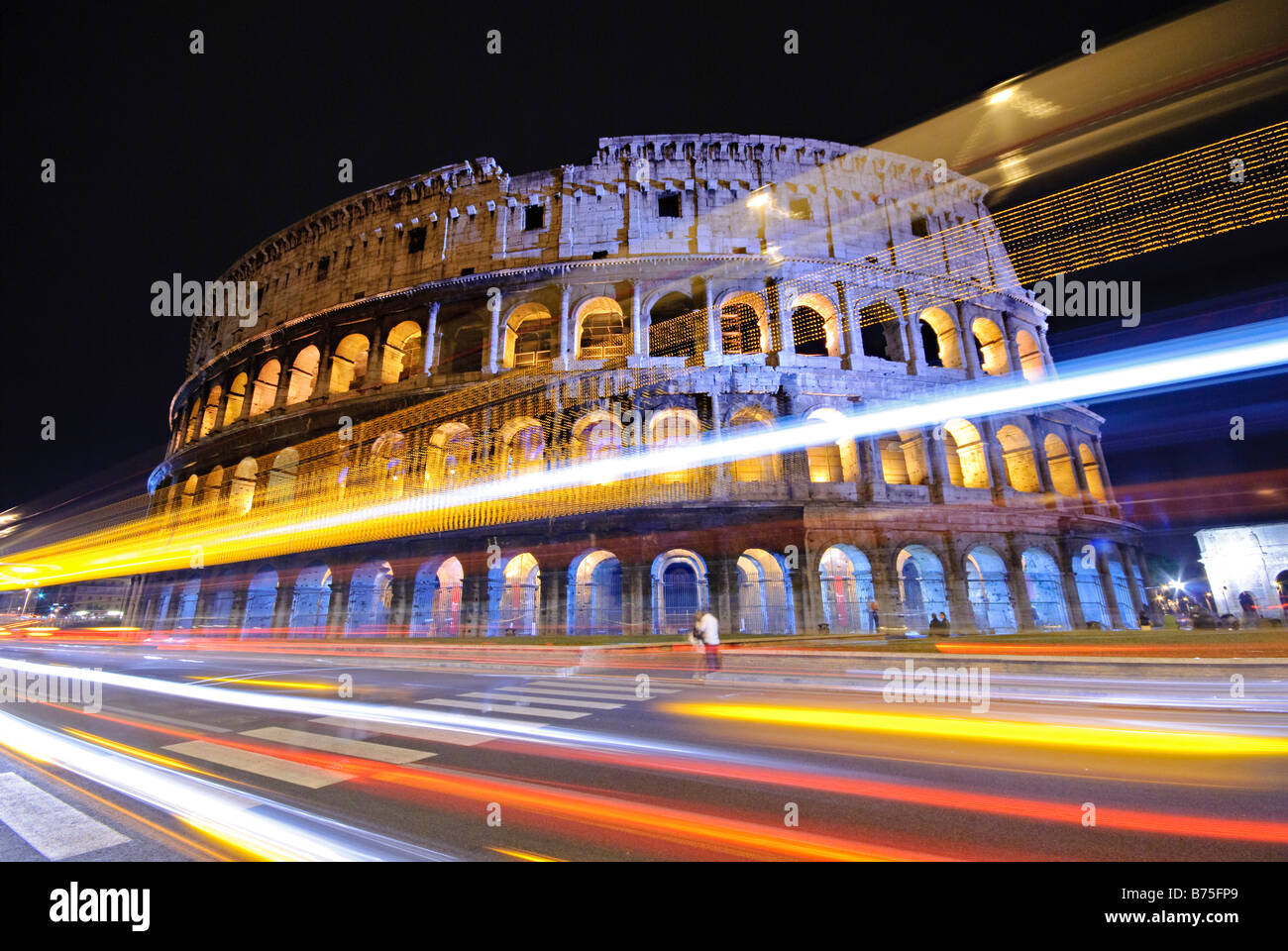 Colosseum night traffic lights rome hi-res stock photography and images ...