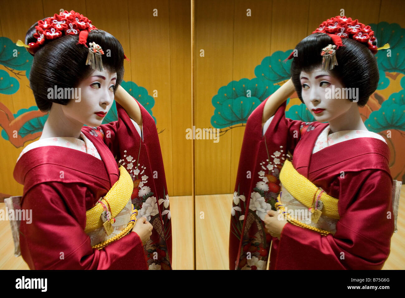 Japan geisha serving hi-res stock photography and images - Alamy