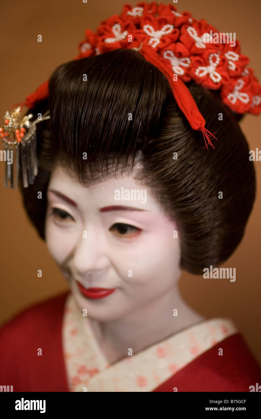 Japan geisha serving hi-res stock photography and images - Alamy