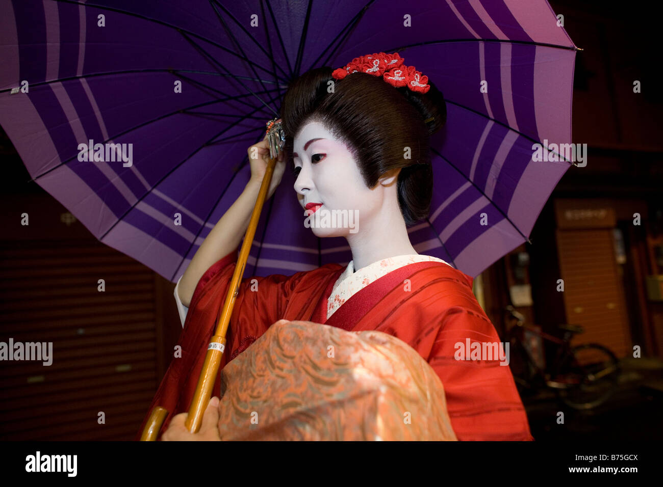 Japan geisha serving hi-res stock photography and images - Alamy