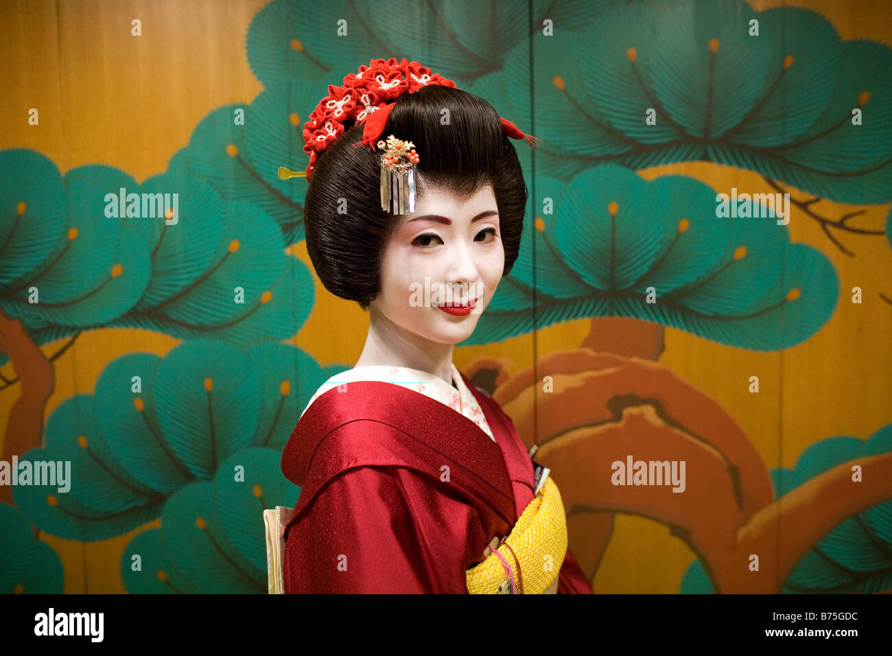 Japan geisha serving hi-res stock photography and images - Alamy