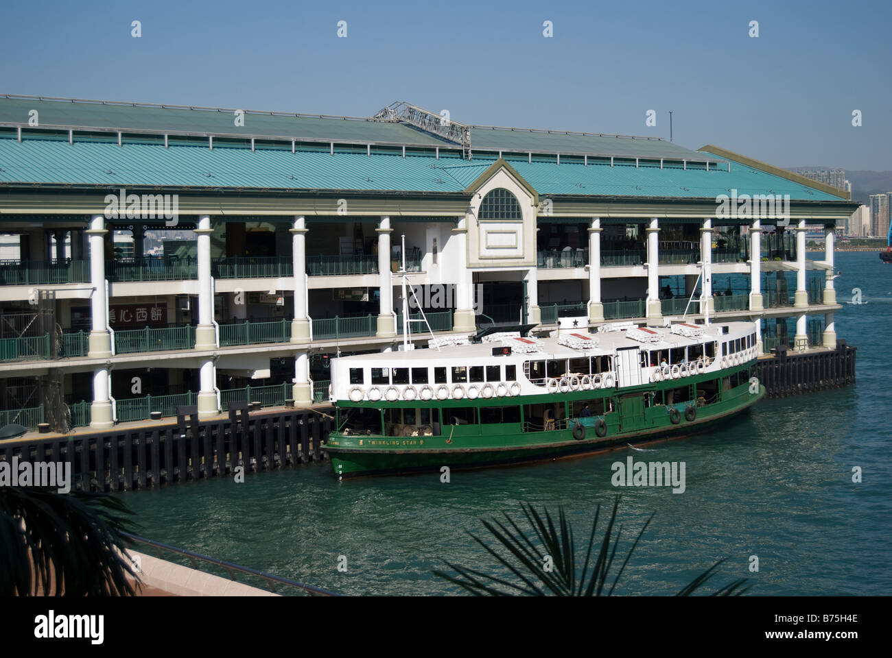 Star Ferry berthing at terminal, Central Pier, Sheung Wan, Victoria ...