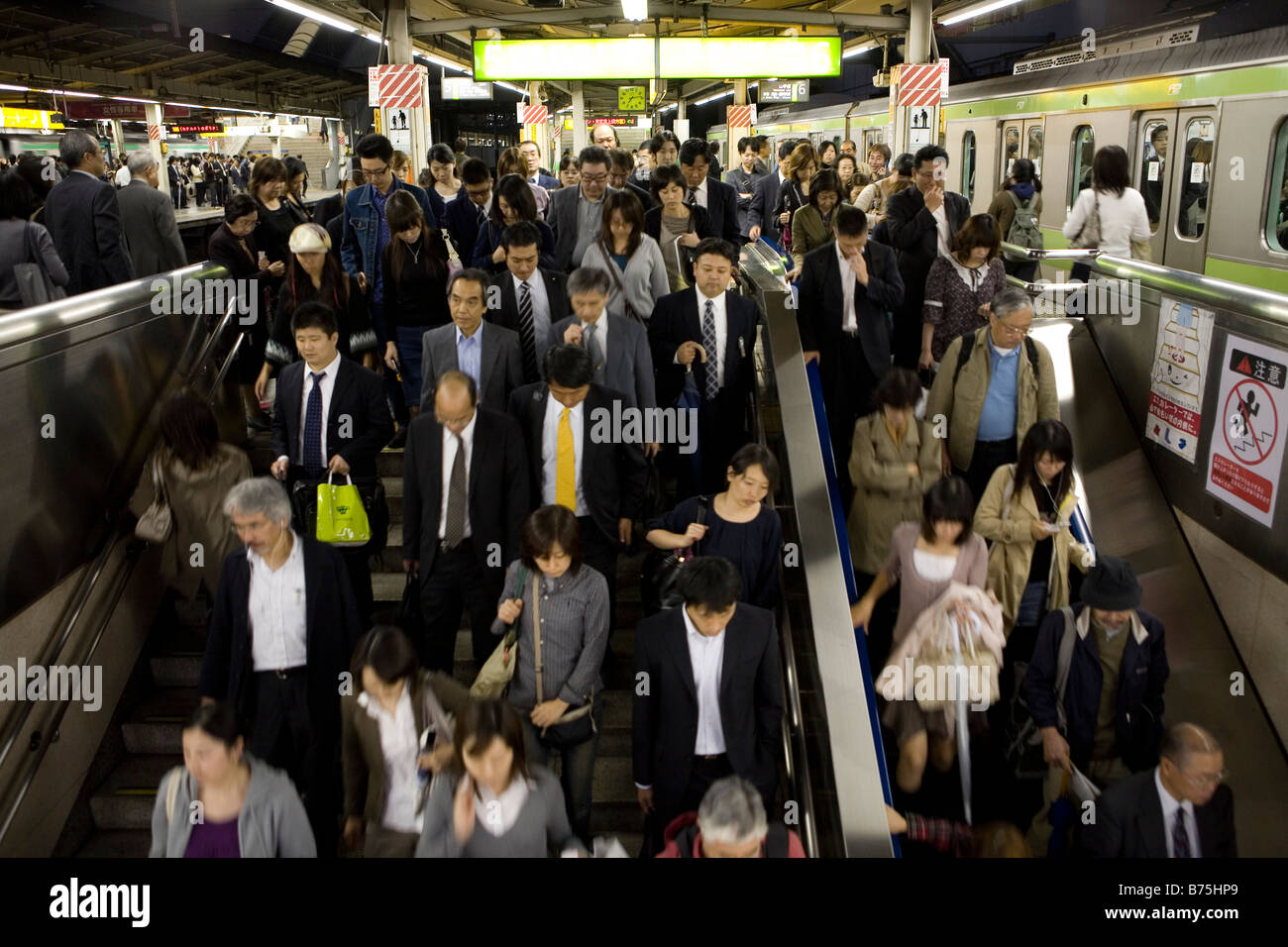 Japan metro crowd suit hi-res stock photography and images - Alamy